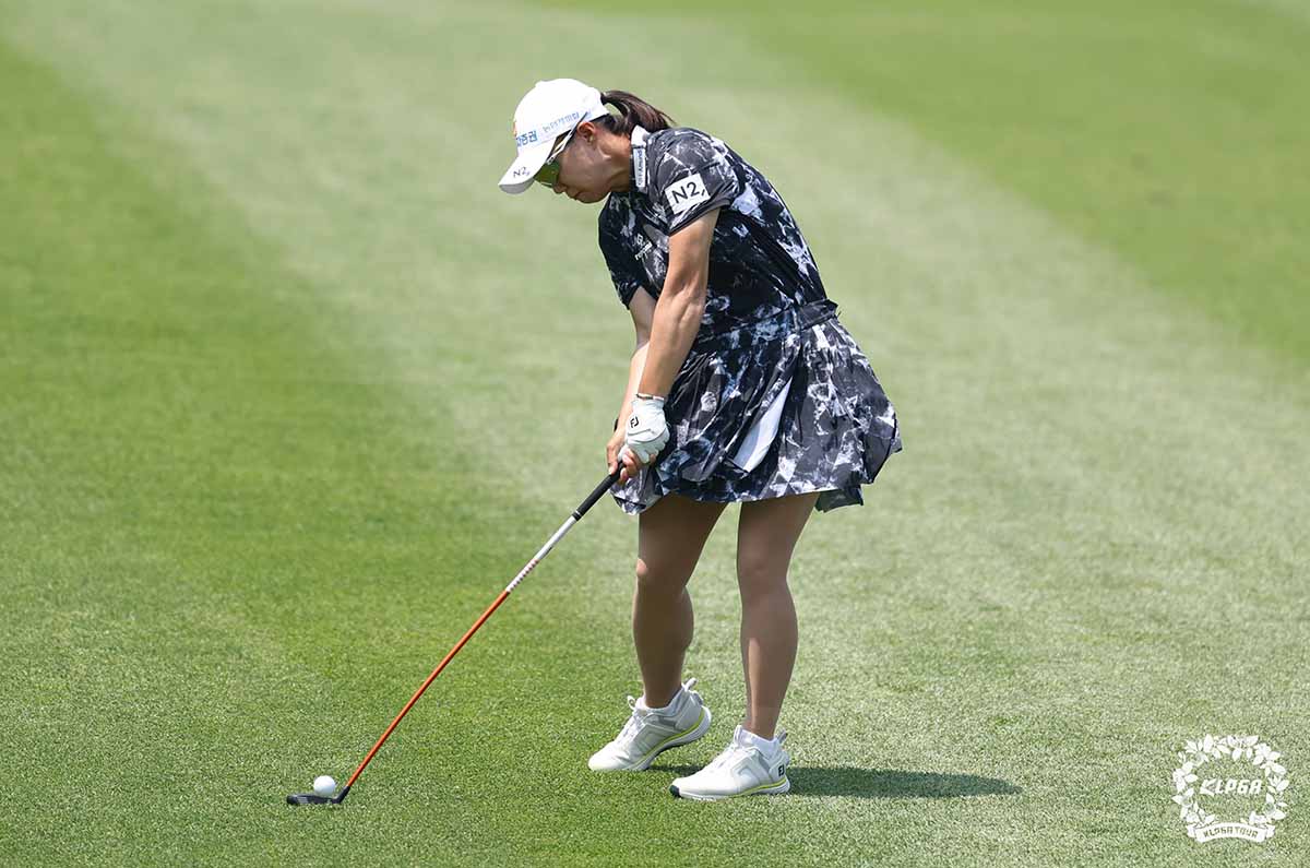 Sh수협은행 MBN 여자오픈 2R 정윤지, 선두…통산 2승 보인다. - 뉴주간스포츠